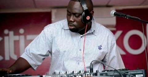 Video: DJ Black shows off his skills with a broken arm