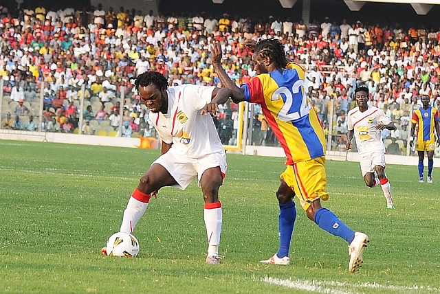 Yahaya Mohammed Mobbed By Kotoko Fans At Training Ground