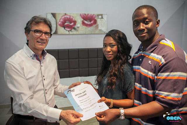 Man proposes to fiancée on plane in style