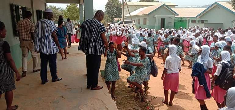 A/R: Fomena DCE Hails TI Ahmadiyya SHS for excellent WASSCE results