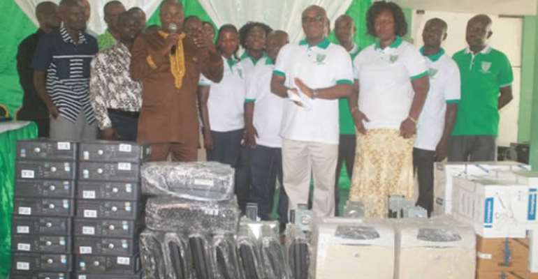 ASECOSA 1986 year group donates to Asuom Senior High School