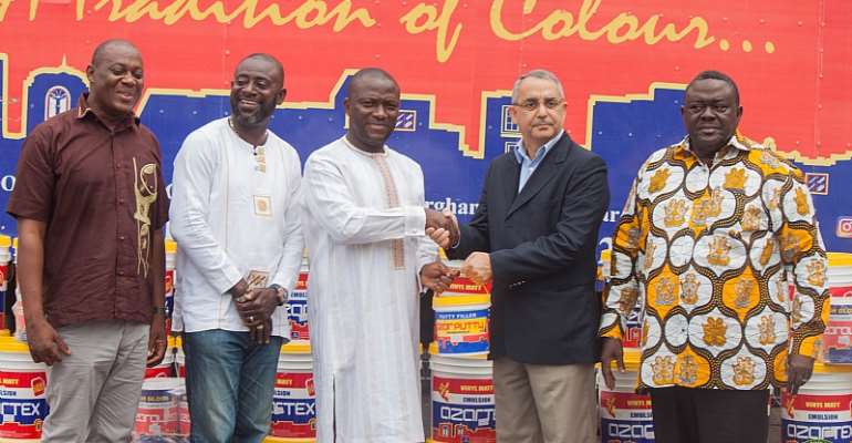 Azar Supports AMA With Paints