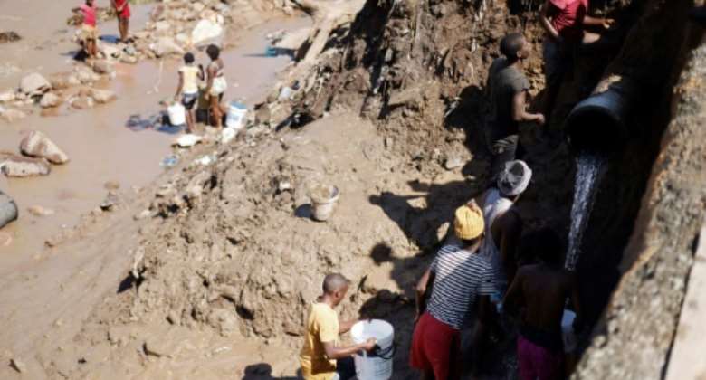 341 dead in S.Africa floods as hunt for survivors widens