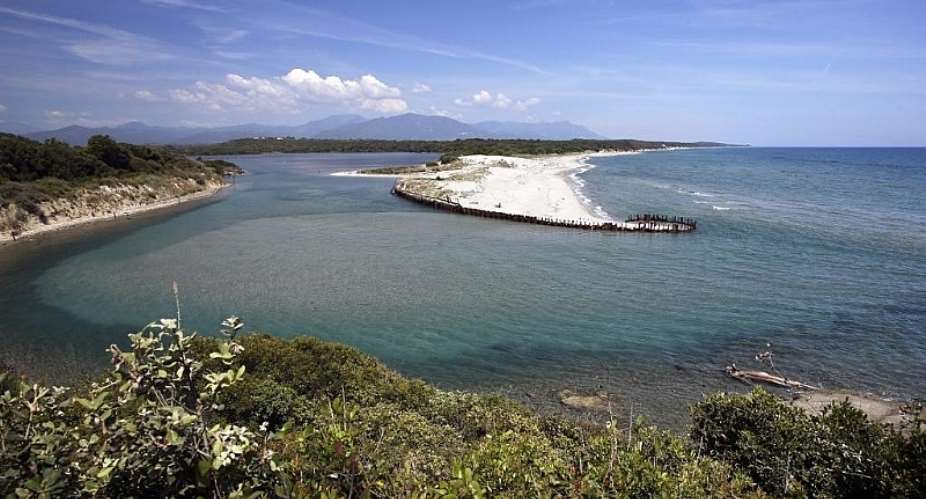 Corsican beaches reopen after oil spill