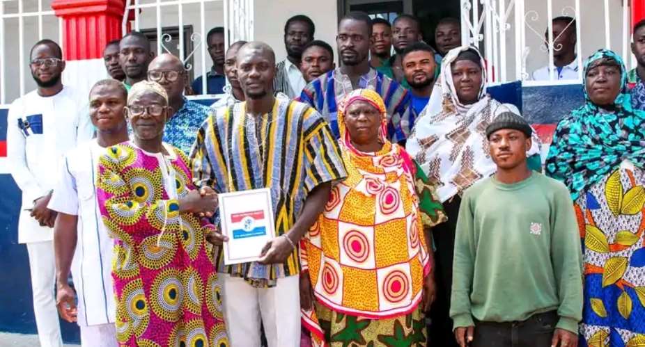 NPP group pick forms for former Bole Bamboi parliamentary aspirant