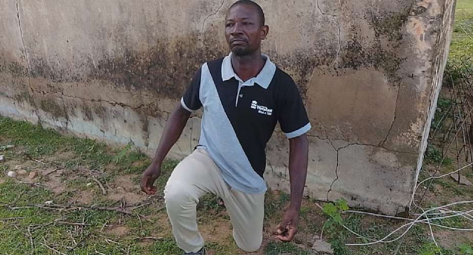 Bongo: Assemblyman kneels down to beg gov't, development partners to tackles issues in Amanga