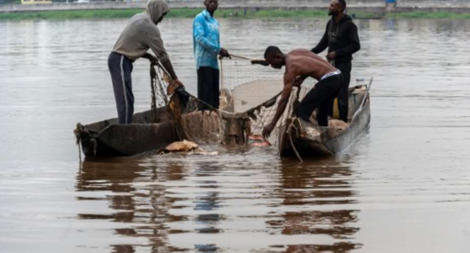 DR Congo fishermen resort to trawling plastic waste