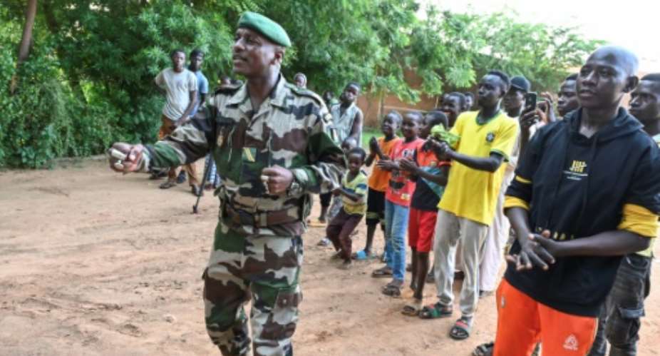 Niger dancing to tune of coup-backing songs