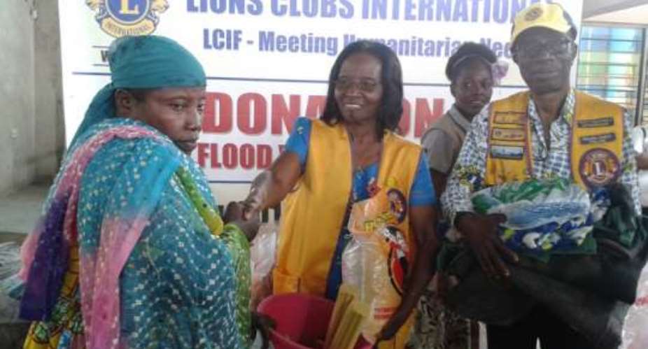 Lions club donates to Glefe flood victims