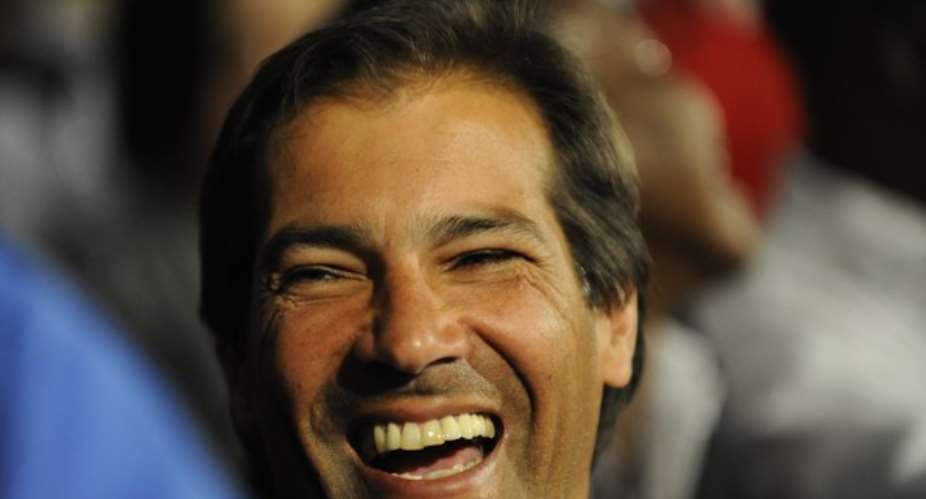 Fatau Dauda’s coach Roger De Sa resigns at Orlando Pirates