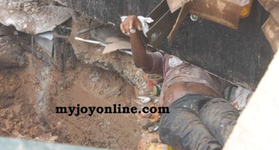 Akufo-Addo pleads with rescuers in Melcom tragedy to minimise loss of life