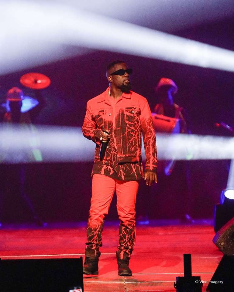 Watch how Sarkodie stole show with his fashion style at Rapperholic ...