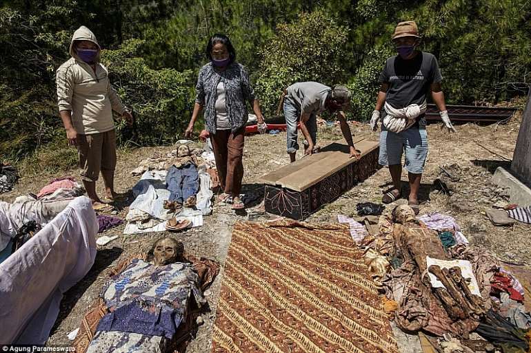 Photos: In Indonesia, people dig up dead relatives for festival